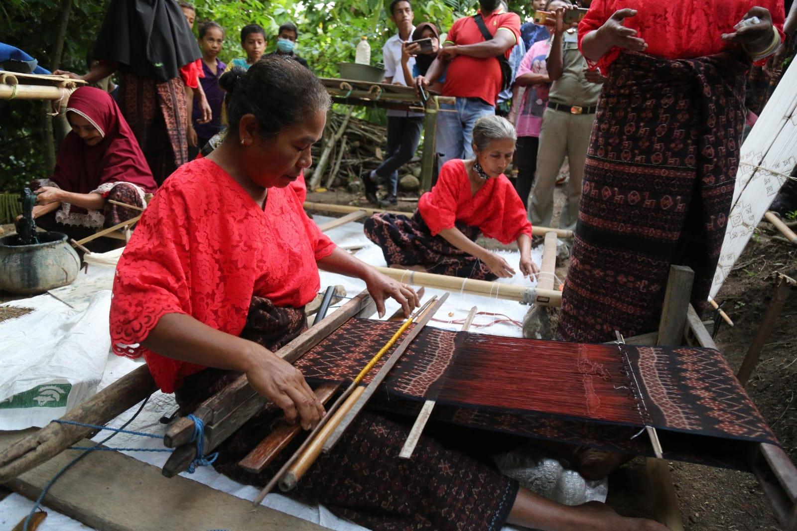Mengenal Desa Manulondo Ende, Pusat Tenun Ikat dan Jejak Film Pertama ...