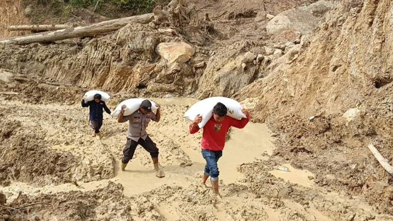 Kecamatan Pining Masih Terkurung, Warga Terpaksa Berjalan Kaki 10 Jam ...