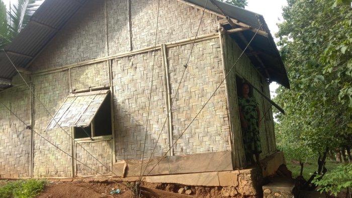 17 Tahun Tanpa Listrik, Yusni dan Keluarga Tetap Bahagia di Rumah Lapuk ...