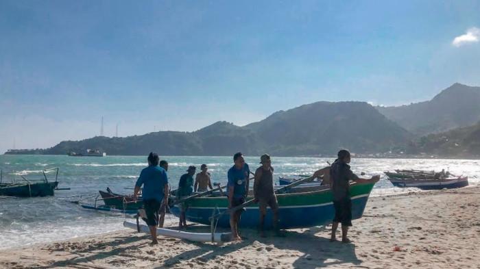 Nelayan Nike Leato Utara Gorontalo Lawan Ombak Pesisir Demi Rezeki ...