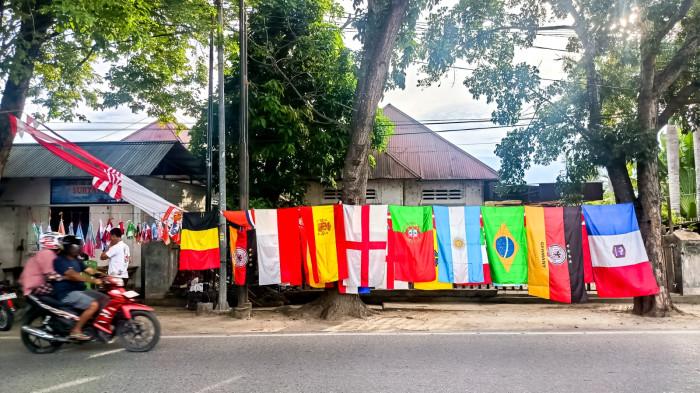 Jelang Piala Dunia, Bendera Negara Peserta Mulai Diburu Warga Gorontalo ...