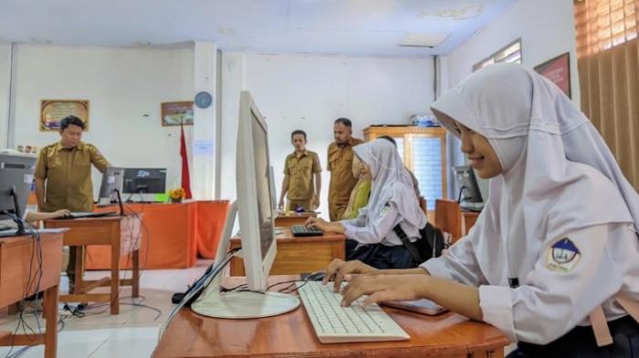 Ujian Bukan Halangan, 2 Siswi SMP Ini Daftar Lebih Awal di SMAN 3 ...