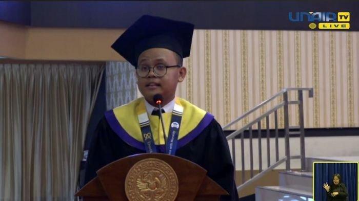 Pidato Anak Penjual Nasgor saat Wisuda Bikin Rektor Unair Terenyuh ...