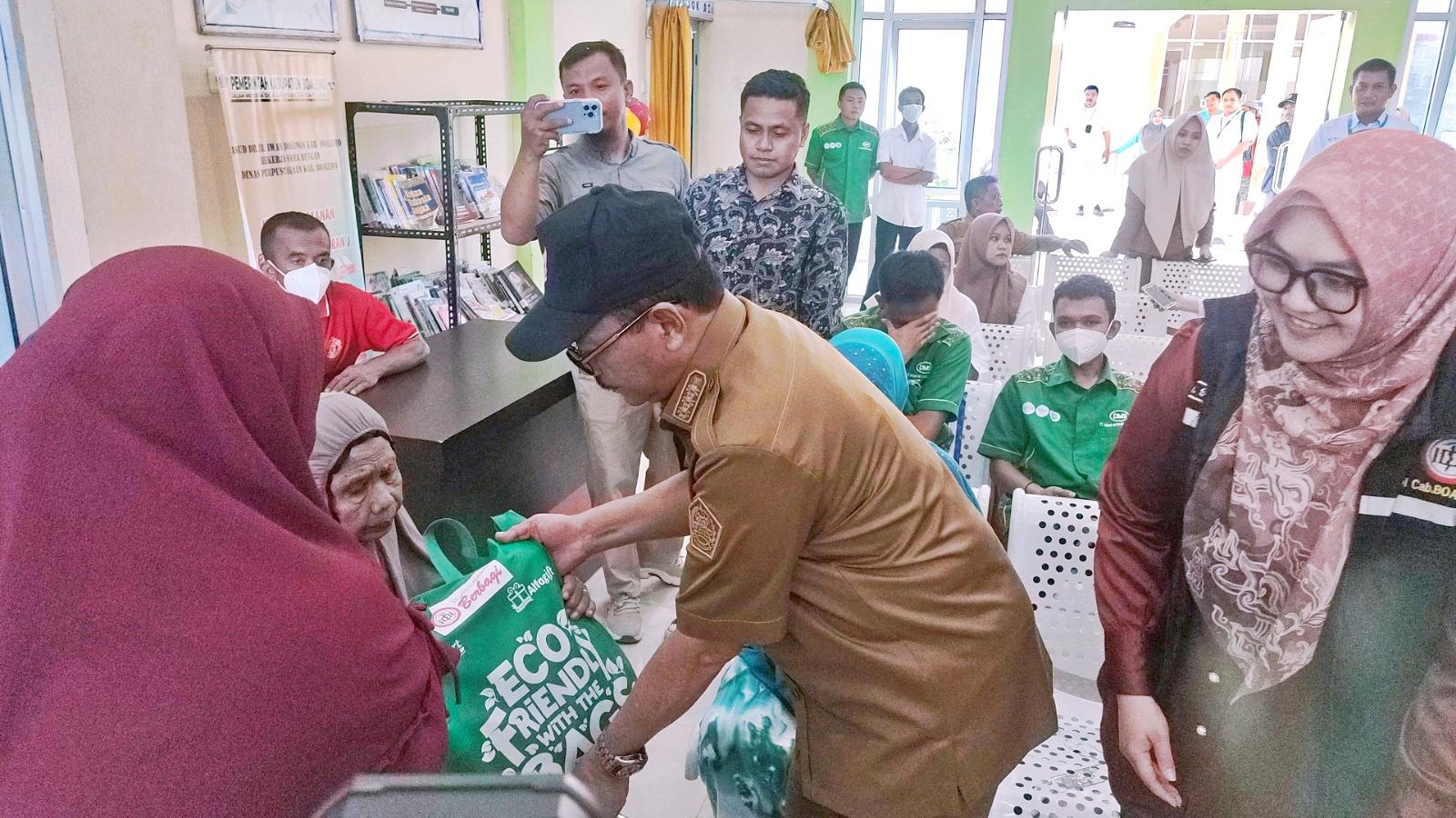 IDI Boalemo Gorontalo Berbagi Kebaikan, Bagikan 84 Paket Sembako untuk Kaum Dhuafa - Tribun ...