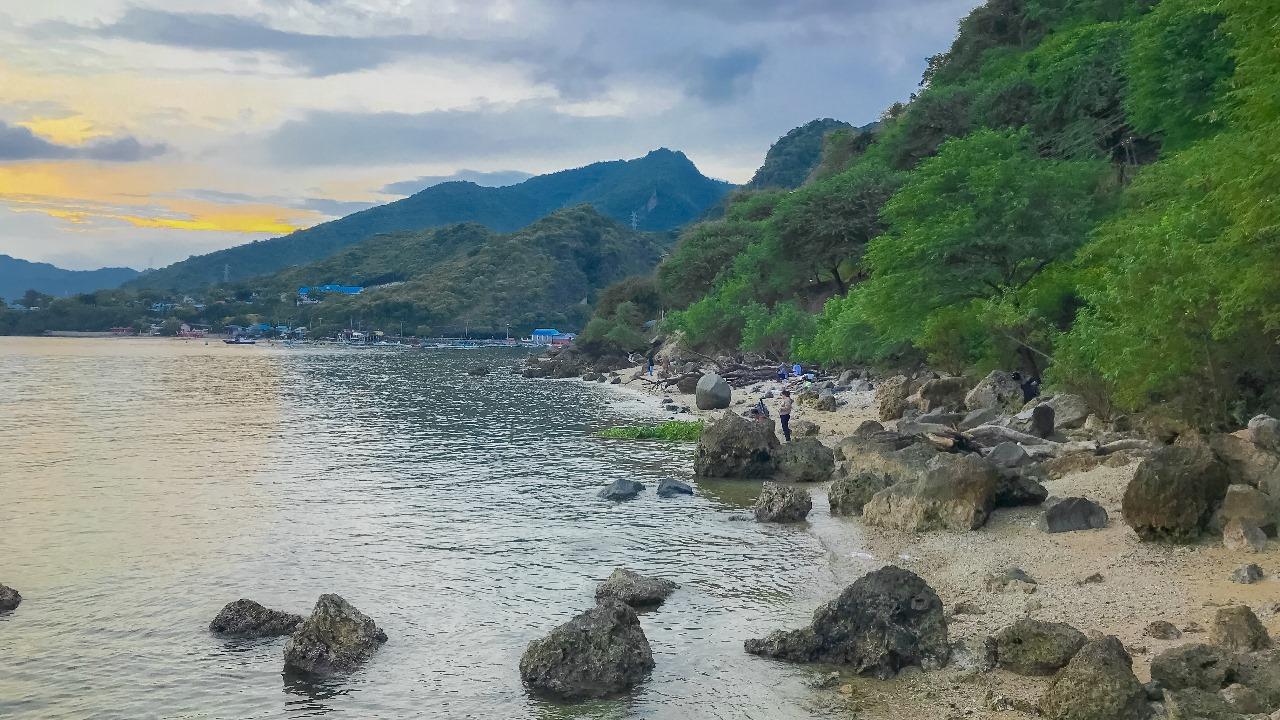 Melihat Pantai Leato Selatan, Jadi Spot Foto Anak Muda Gorontalo ...