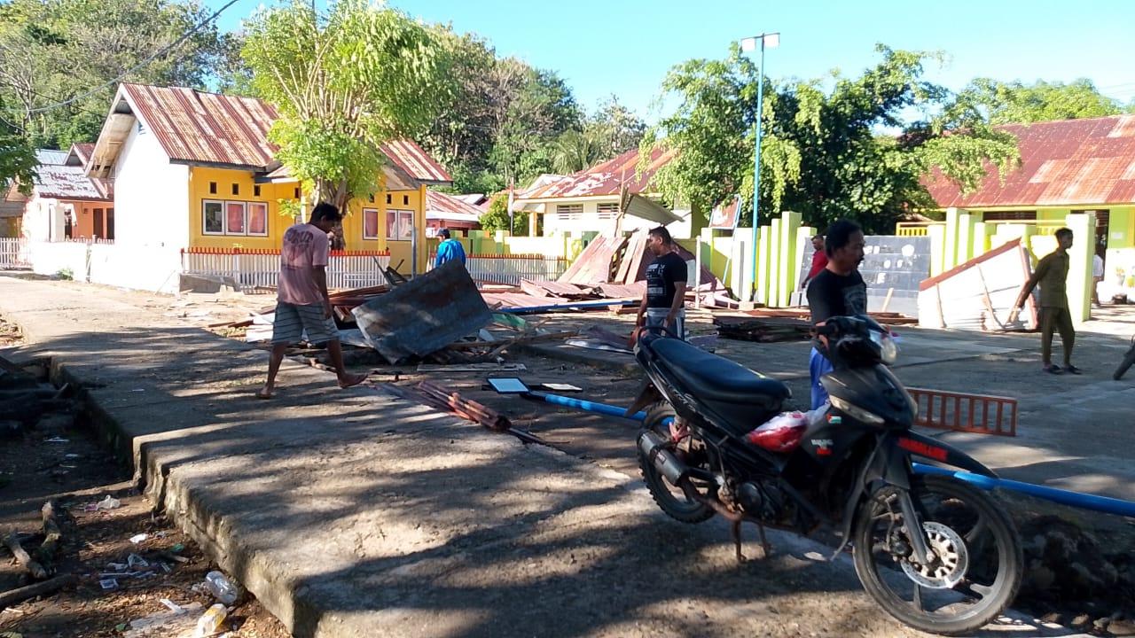 7 Rumah Rusak di Ponelo Gorontalo Utara Diterjang Angin Puting Beliung - Tribun Gorontalo