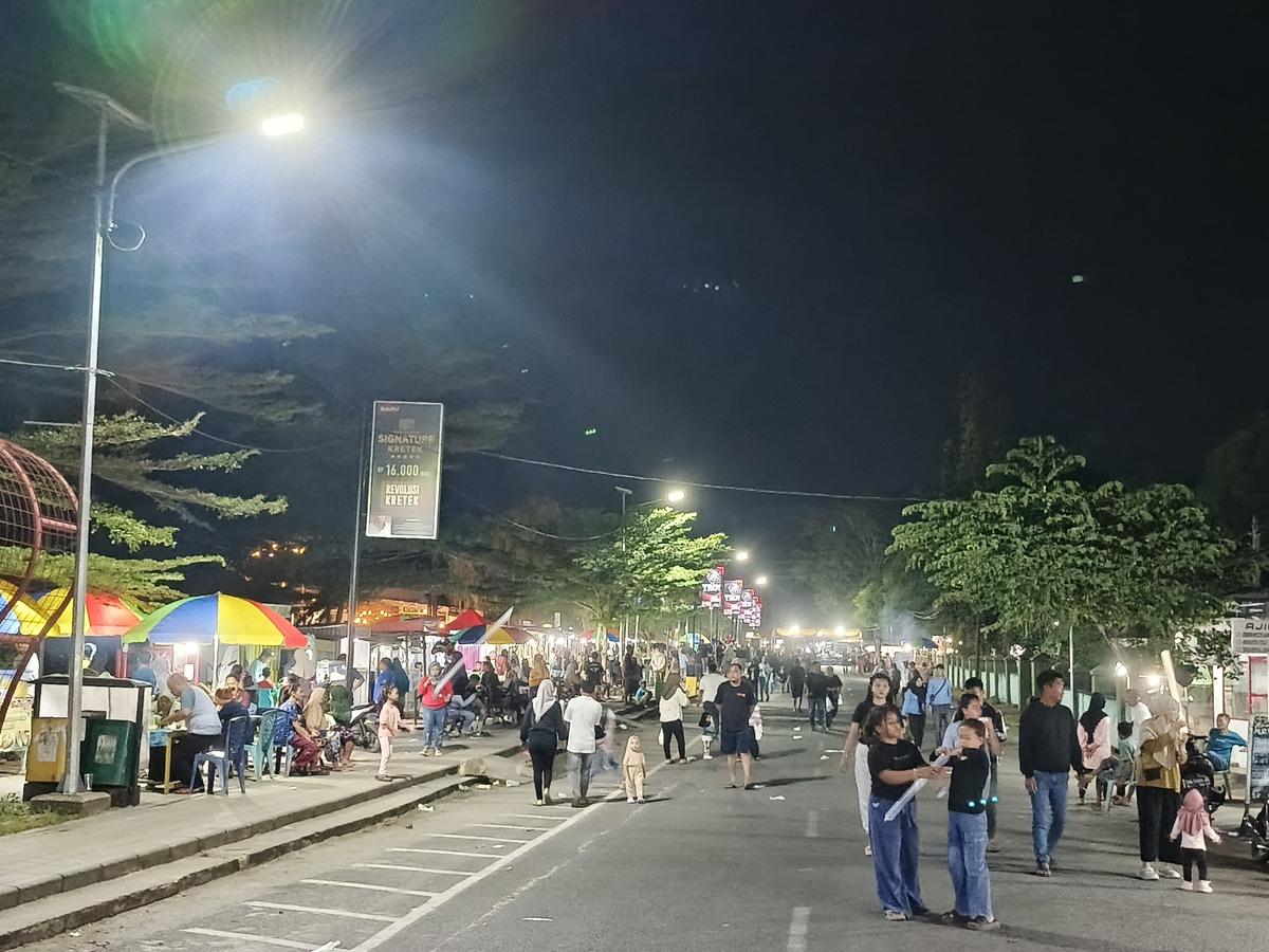 Semarak Car Free Night di Taman Kuliner Kalimadu, Wali Kota Gorontalo ...