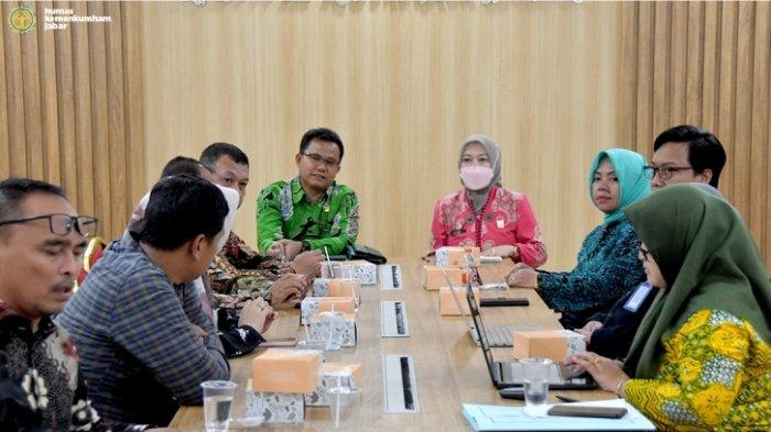 Kemenkumham Jabar Fasilitasi Harmonisasi Raperda Penyelenggaraan Penanaman Modal Daerah Karawang ...