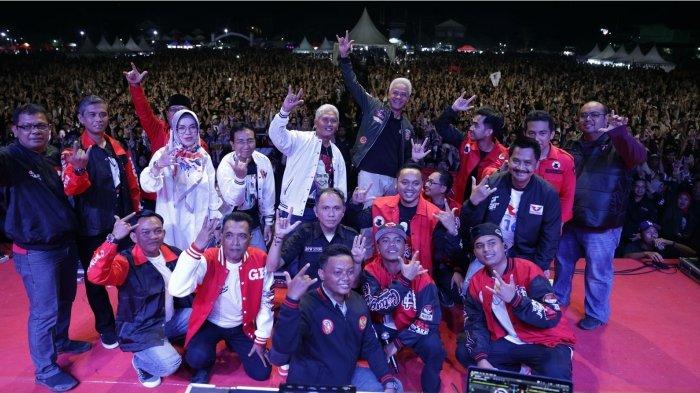 Pecah ! Puluhan Ribu Anak Muda Angkat Tiga Jari Bareng Ganjar di ...