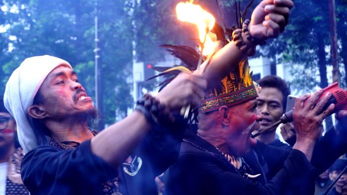 Seniman Budaya Bawakan Kesenian Debus pada Aksi Damai di depan Gedung ...
