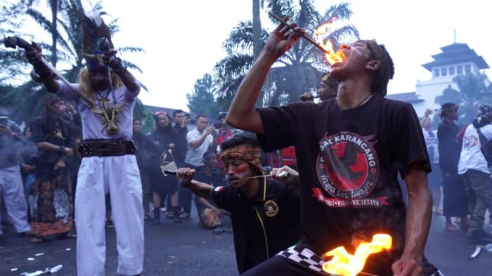 Seniman Budaya Bawakan Kesenian Debus pada Aksi Damai di depan Gedung ...