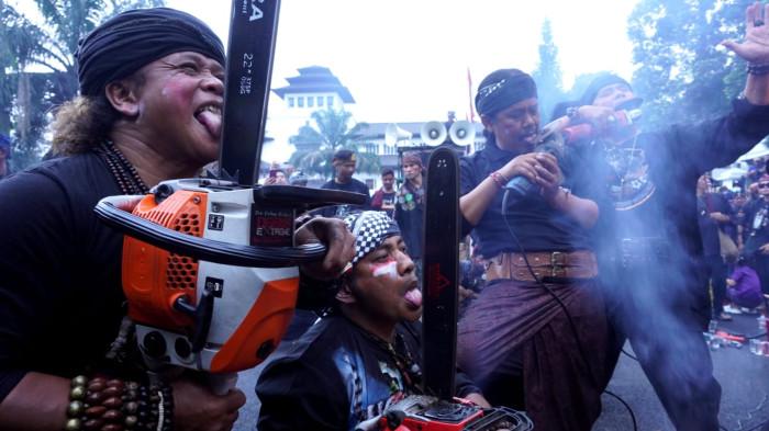 Seniman Budaya Bawakan Kesenian Debus pada Aksi Damai di depan Gedung ...