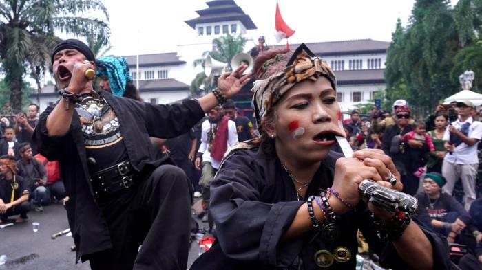 Seniman Budaya Bawakan Kesenian Debus pada Aksi Damai di depan Gedung ...