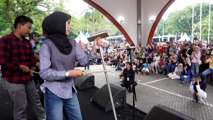 Pasar Seni ITB 2025 Hari Pertama - Tribunjabar.id