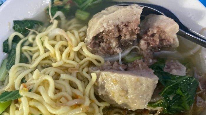 Bakso Rudal Anggrek Bertahan 35 Tahun: Cita Rasa Legendaris dari Tenda ...