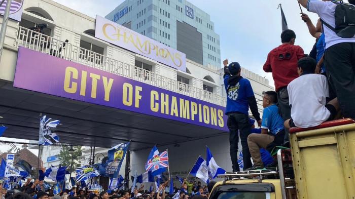 Foto-foto Jalan Asia Afrika Jadi Lautan Biru, Bobotoh Padati Titik ...