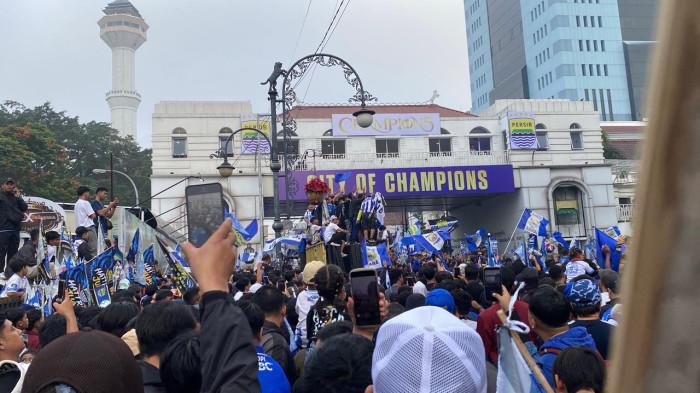Foto-foto Jalan Asia Afrika Jadi Lautan Biru, Bobotoh Padati Titik ...