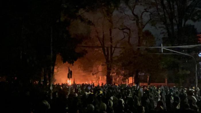 Demo di Bandung Anarkis, Massa Duduki DPRD Jabar dan Jebol Gesat, KDM Olesi Wajah Pakai Pasta ...