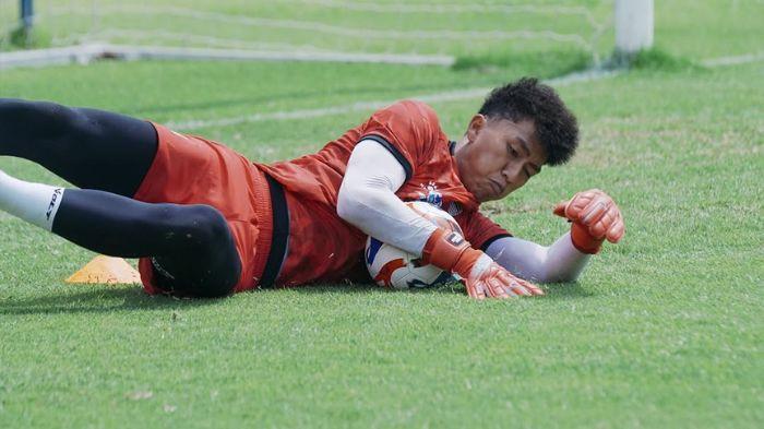 Sosok Fitrah Maulana, Kiper Muda Persib Bandung Debut Lawan Borneo FC ...