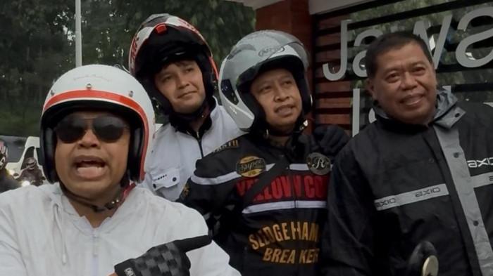 Gaya "Bapak Aing" KDM: Touring Motor Hujan-hujanan Cek Jalan Bareng ...
