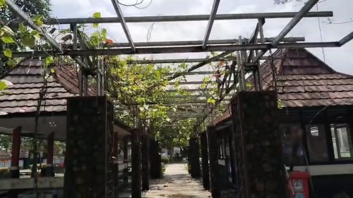 Penampakan Horor Bangunan Pojok Baca di Lapang Merdeka Pangandaran ...