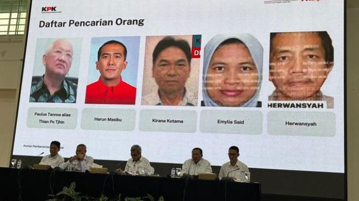 KPK Tunjukkan 5 Buron yang Masih Diburu, Ada yang Pakai Kemeja Merah ...
