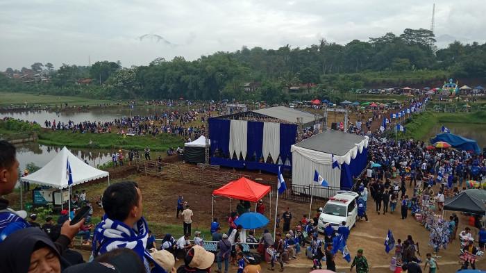Syukuran Persib Hattrick Juara, Umuh Muchtar Tebar 1,5 Ton Ikan untuk ...