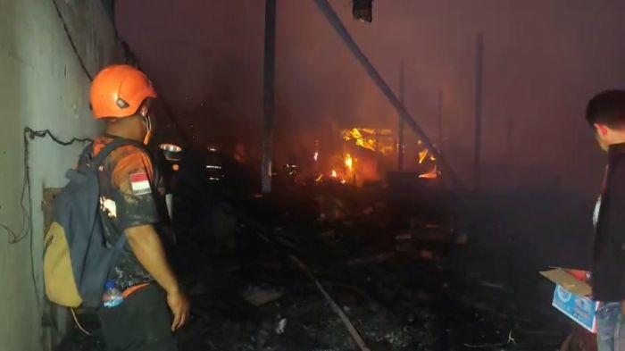 Pabrik di Weru Cirebon Dilalap si Jago Merah, Api Diduga Berasal dari Oven yang Overheat ...