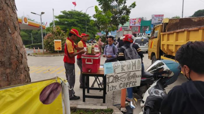 Cerita Pegawai Shell yang Viral Jualan Kopi di Pinggir Jalan, Inisiatif ...