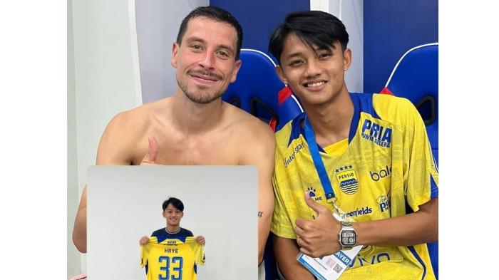 Momen Unik di Ruang Ganti Usai Arema Vs Persib: Dapat Jersey Thom Haye, Achmad Maulana Pamer ...