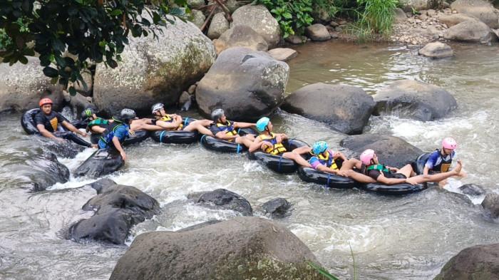Mengenal River Tubing, Fasilitas Bermain Air di Objek Wisata Cadas ...