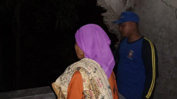 Tak Ada Hujan dan Angin, Bagian Belakang Rumah Rasih di Ciamis Roboh ...