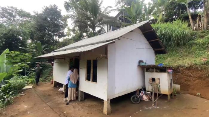 Rumah Raya Balita di Sukabumi Korban Tewas Cacingan Parah Akan Dibongkar, TNI Bangun jadi ...