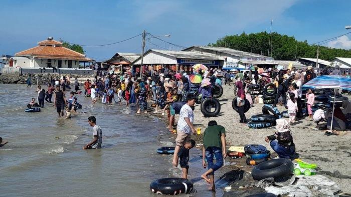 Asyiknya Liburan di Pantai Pondok Bali Subang, Bisa Bermain Banana Boat ...