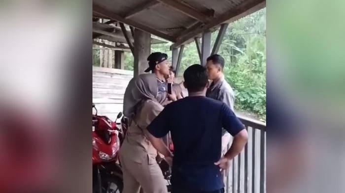 Kisah Holis Pedagang Telur Garut yang Viral Diintimidasi: Kritik Jalan ...