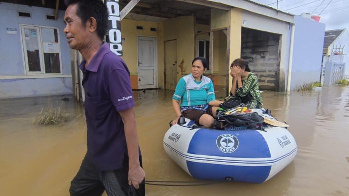 Banjir Ciasem Subang: Sisa Botol Minum, Epon Pilu Lihat Tembok Rumah ...