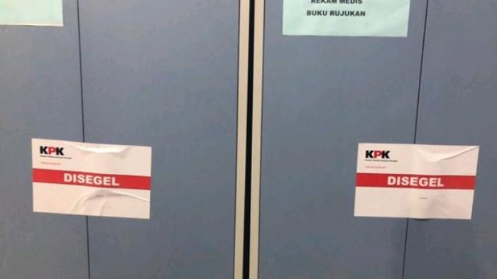Stiker 'Disegel KPK' Ditempel di Lemari Fuad Amin dan Tubagus Chaeri ...