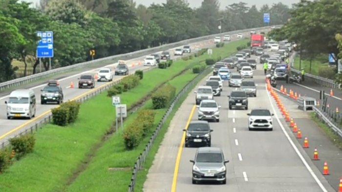 One Way Tol Trans Jawa Dimulai: KM 70 di Tol Cikampek Utama sampai KM 414 di Tol Kalikangkung ...