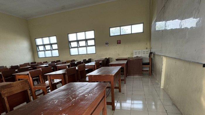 Idealnya 36 Siswa, Ruang Kelas SMA di Tasikmalaya Diisi 42 Meja guna Akomodasi Aturan Dedi ...