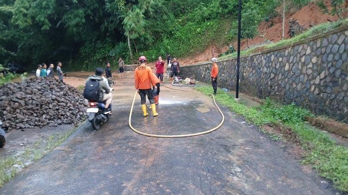 Hujan Deras Sejak Semalam Picu Longsor di Cipaku Ciamis, Jalan ...