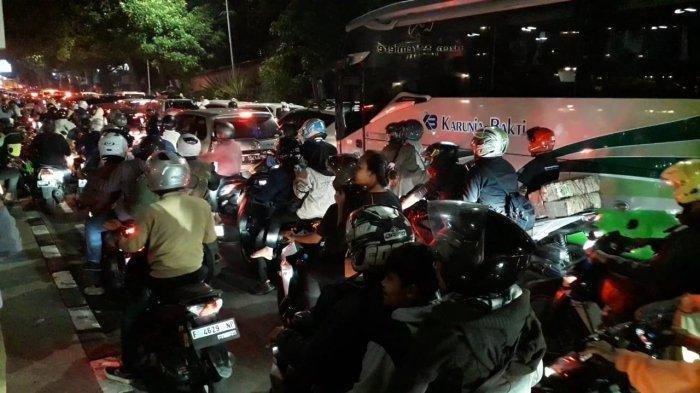 Sampai Tidur di Aspal, Kisah Wisatawan Terjebak 10 Jam di Puncak Bogor, Berikut Fakta-faktanya ...
