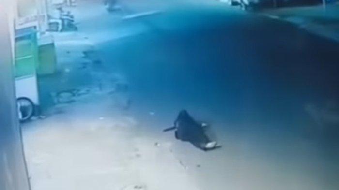 Viral Video Pria Dibacok Pemotor di Jalan Cieunteung Tasikmalaya, Polisi Bantah, Sebut ODGJ ...