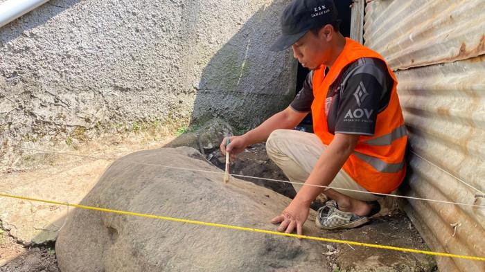 Penemuan Batu Diduga Prasasti di Bandung, Ada Gambar Tengkorak, Aksara ...