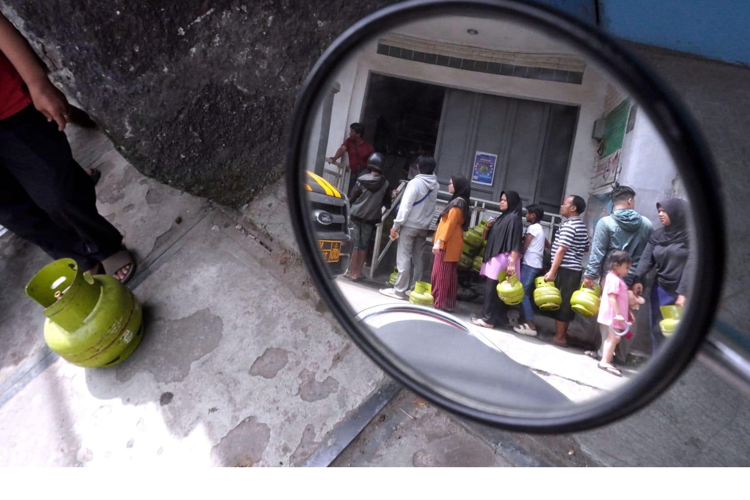 Warga Antre Beli Gas LPG 3 Kg di Pangkalan Jalan Terusan Suryani Kota ...