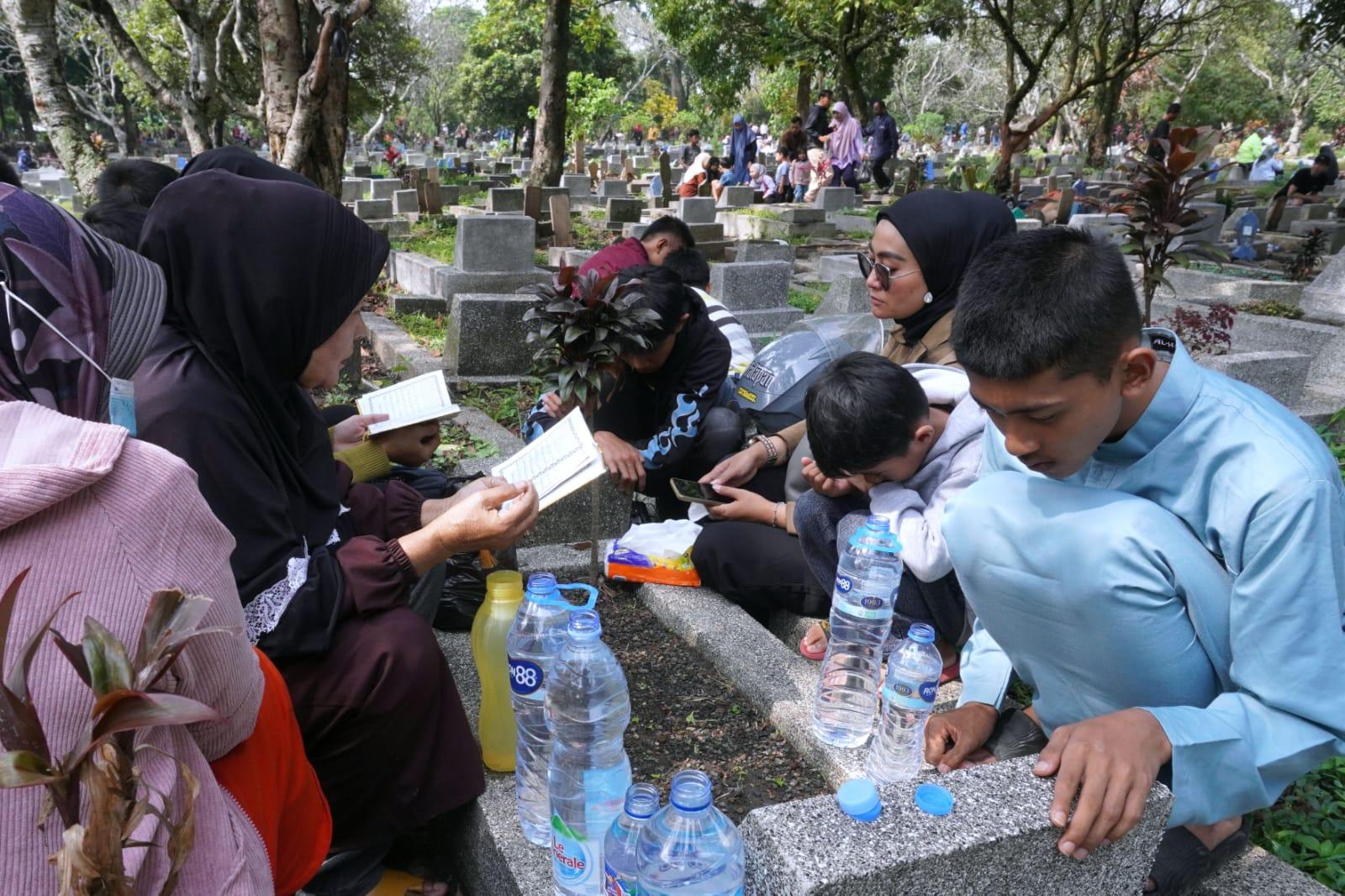 Doa Ziarah Kubur Orang Tua atau Keluarga saat Hari Raya Idul Fitri 2025 ...