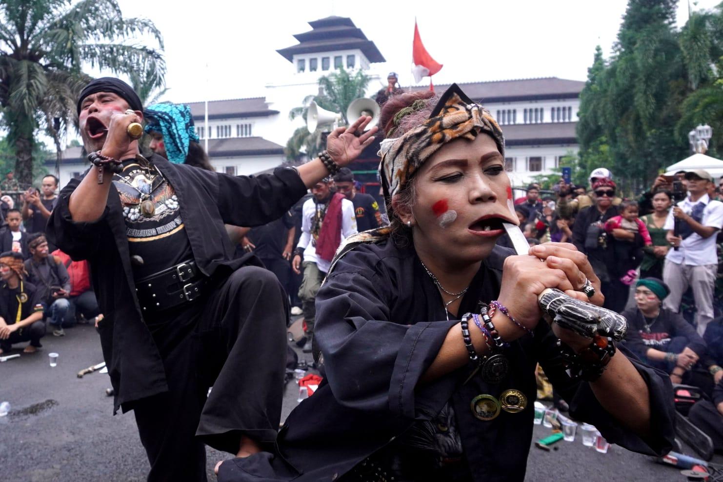 Seniman Budaya Bawakan Kesenian Debus pada Aksi Damai di depan Gedung ...