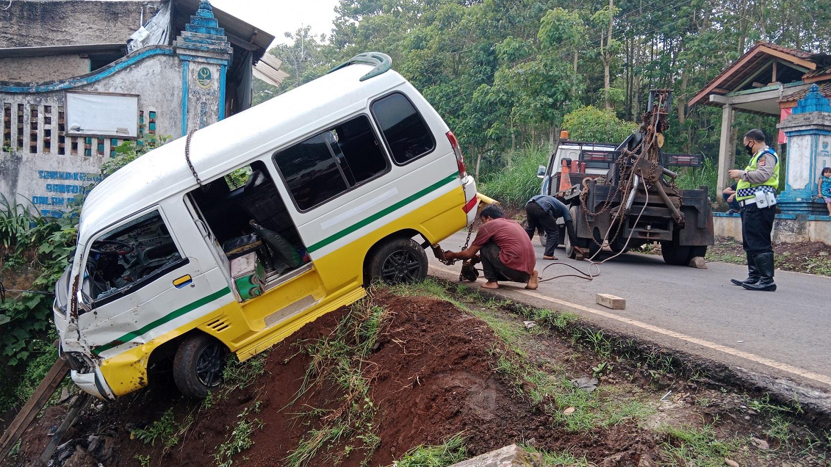 Angkot Nyungsep di Cibogo Sumedang Dievakuasi Pakai Mobil Derek, Bagian ...