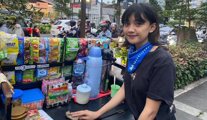 Sosok Bella Setiani, Gadis Bandung Penjual Kopi Keliling yang Viral di ...