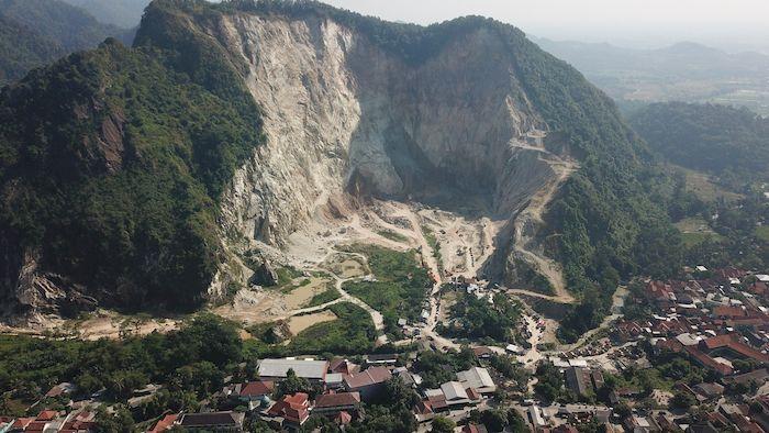 UPDATE Musibah Longsor di Tambang Gunung Kuda Cirebon, Keluarga Korban Diundang Bupati ke ...