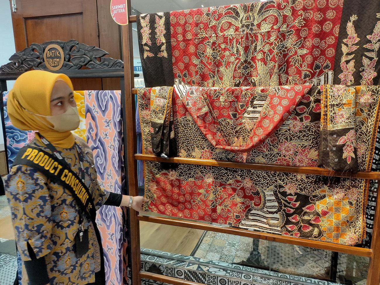 Mengintip Kain Batik termahal di Sentra Batik di Cirebon, Proses ...